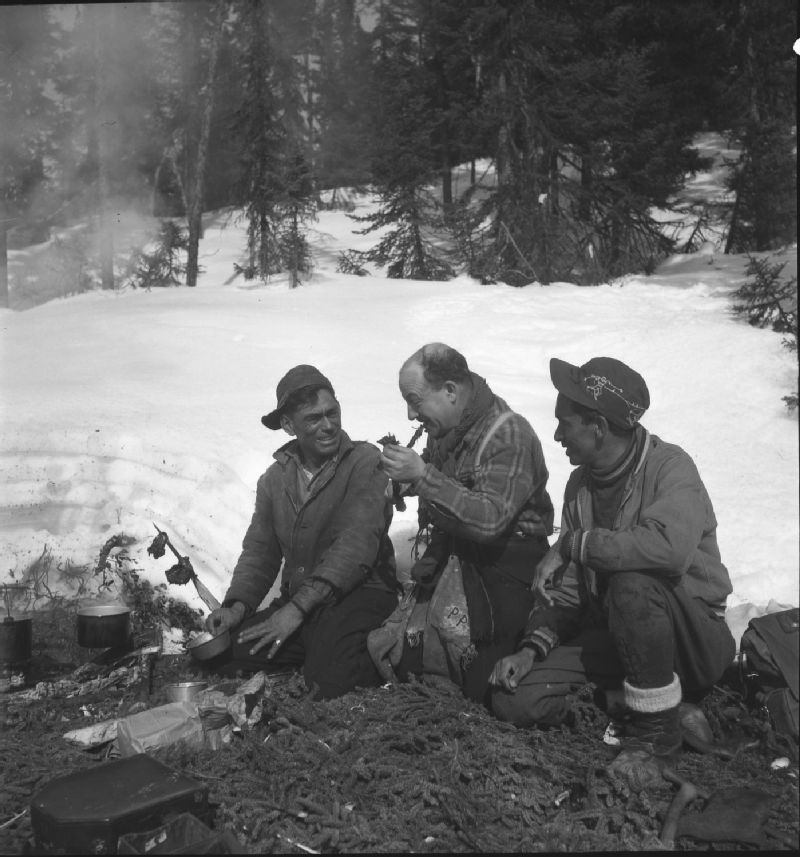 Sylvestre Kapu, Paul Provencher et Théophile Riverin lors d'un repas de ...